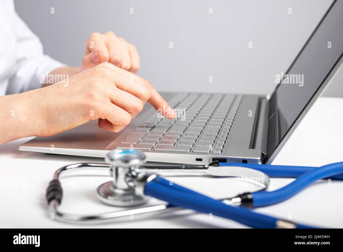 Doctor typing computer hi-res stock photography and images - Alamy