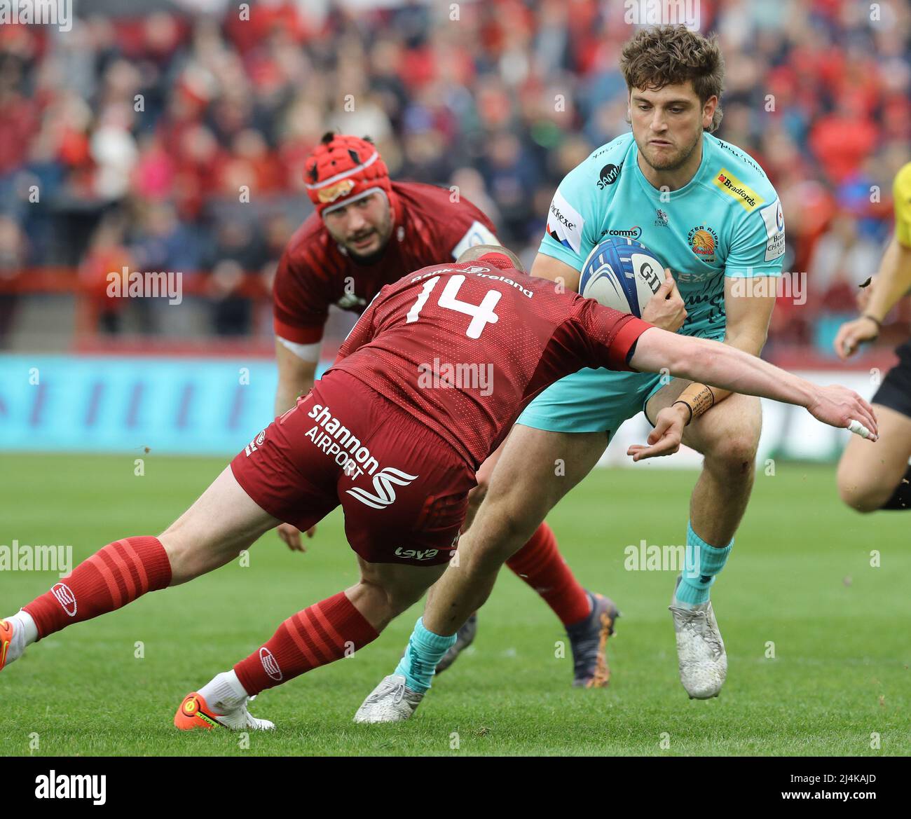Munster's Keith Earls and Sam Maunder of Exeter during the Heineken ...