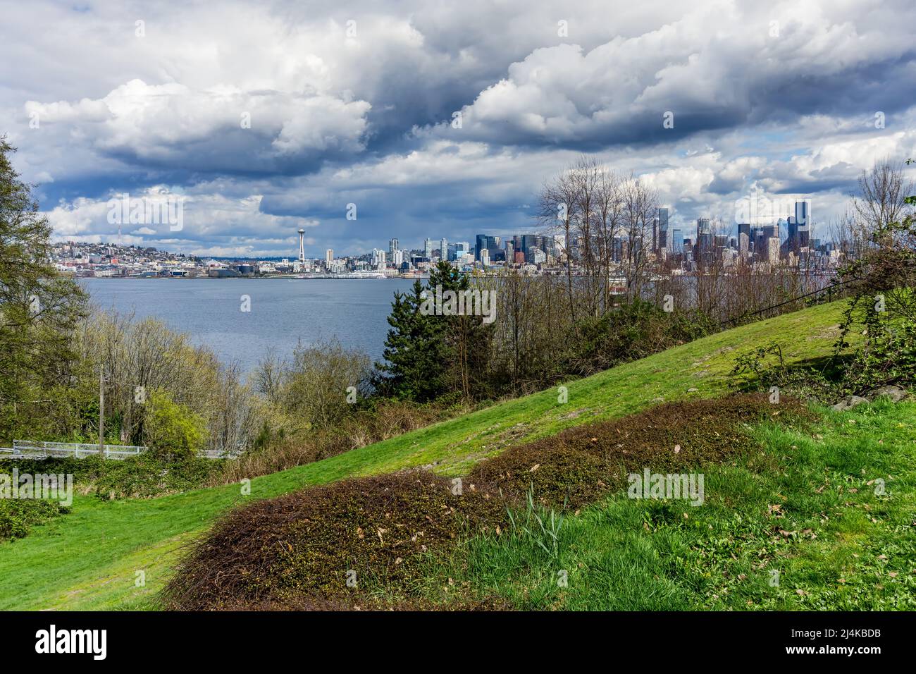 A view of the Seattle skyline with clouds above Stock Photo - Alamy
