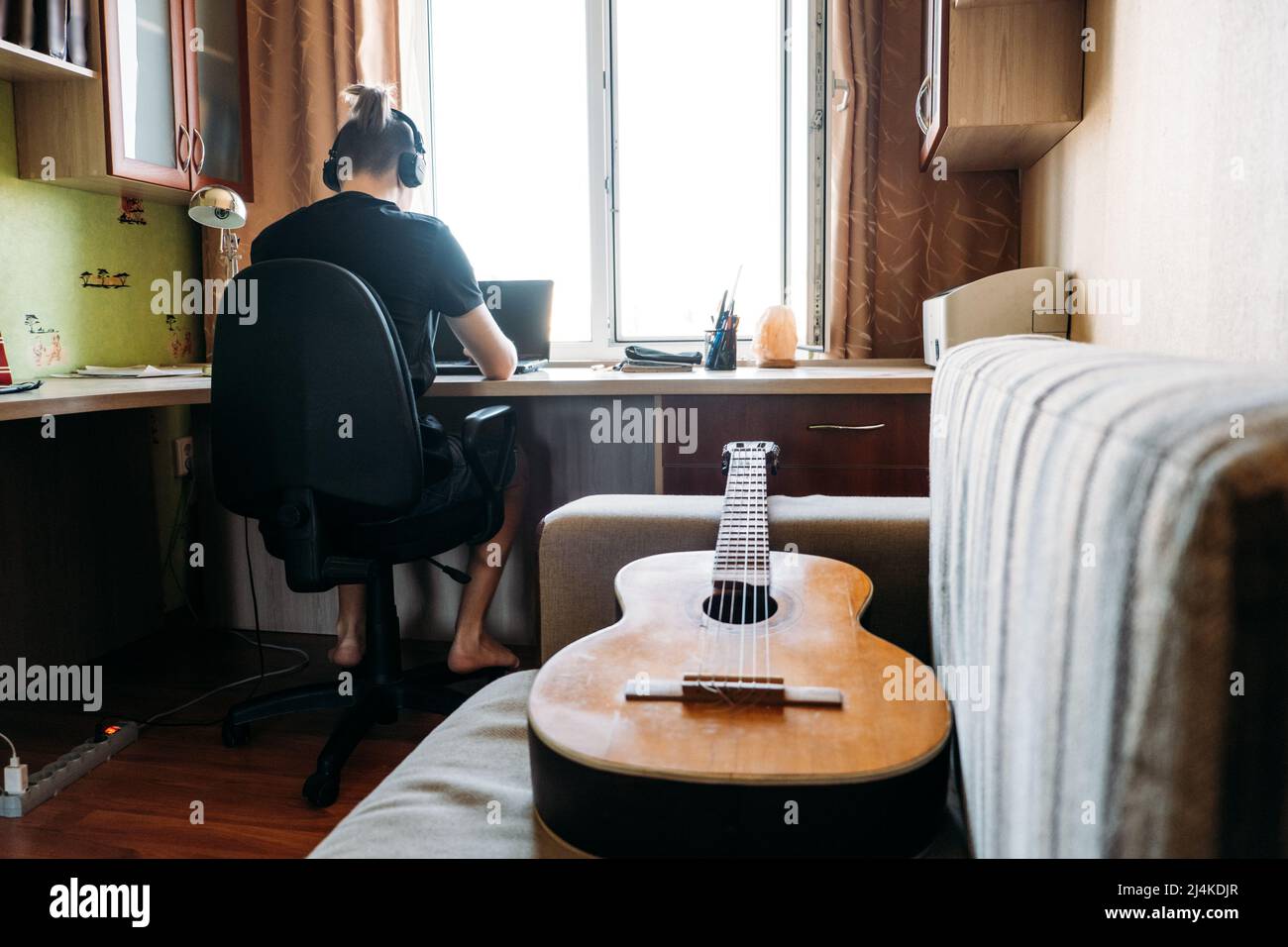 Guitar playing beginner hi-res stock photography and images - Alamy