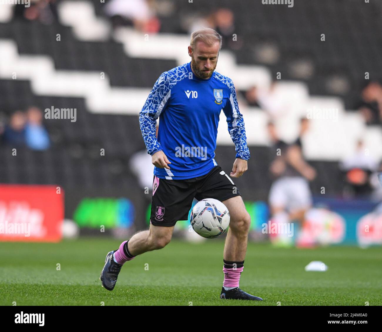 Barry Bannan #10 of Sheffield Wednesday warming up before the game ...