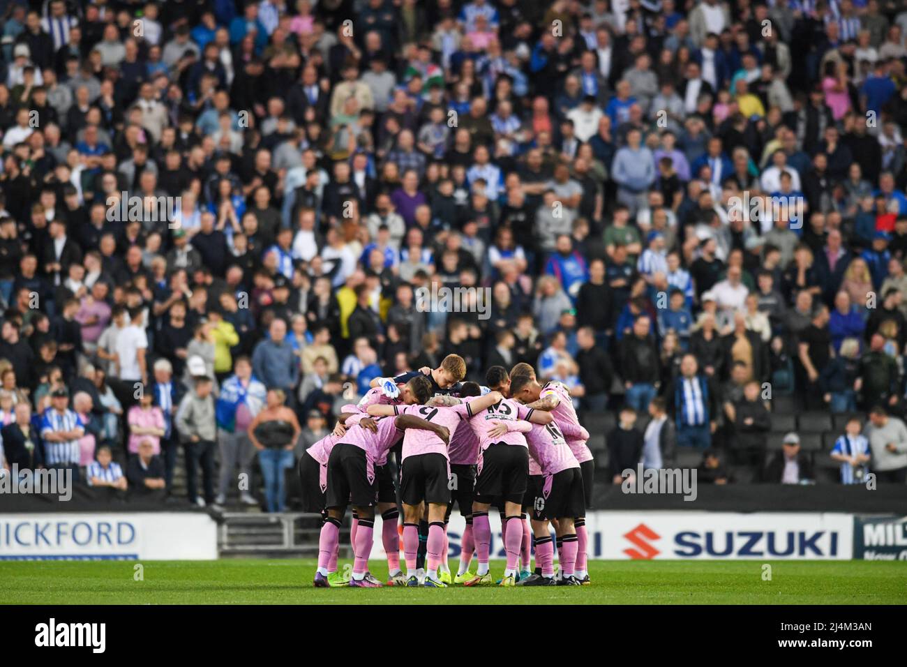 The Sheffield Wednesday players form a huddle before the game Stock ...