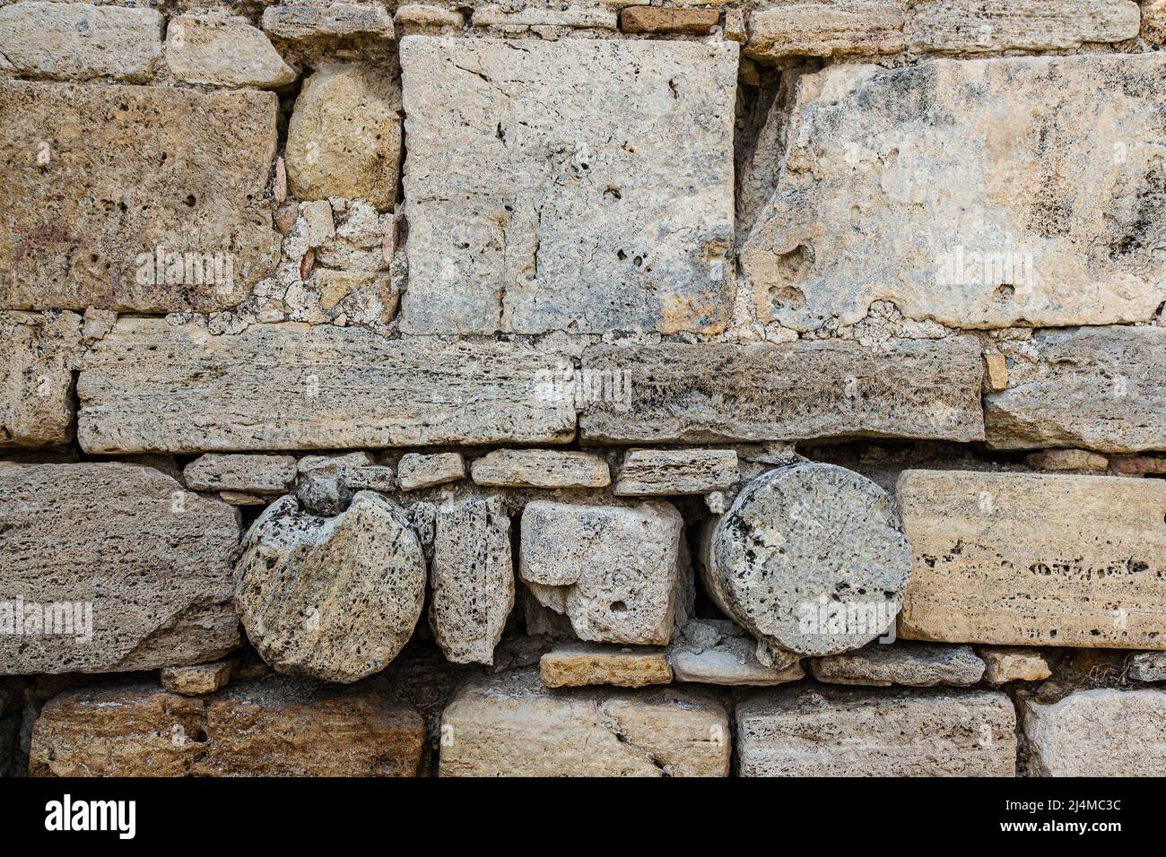 Brick wall of yellow shell rock. Closeup of shellstone texture ...