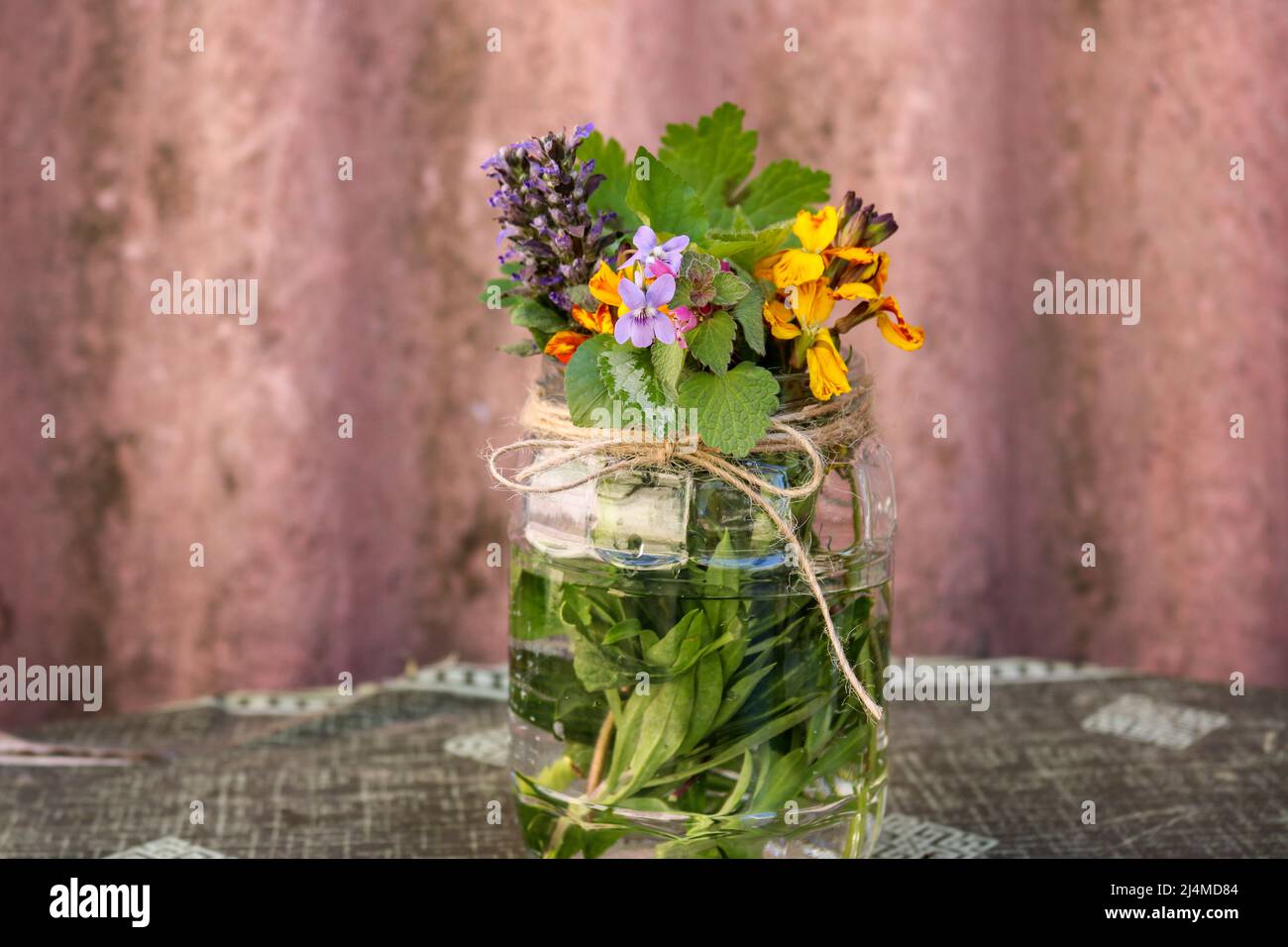 Spring time vase of flowers hi-res stock photography and images - Alamy
