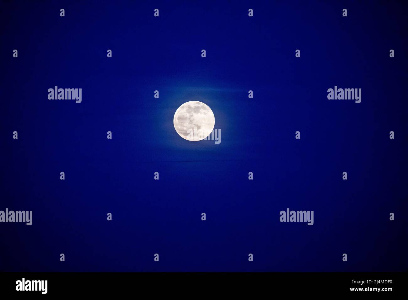 Marazion, Cornwall, UK. 16th Apr, 2022. After a glorious sunny Spring ...