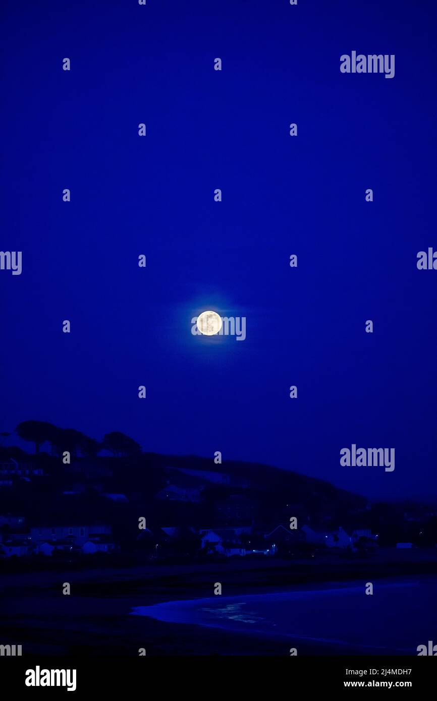 Marazion, Cornwall, UK. 16th Apr, 2022. After a glorious sunny Spring ...