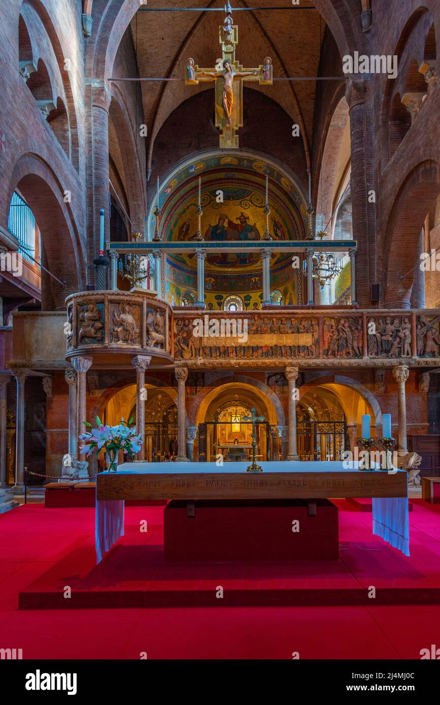 Modena cathedral column hi-res stock photography and images - Alamy