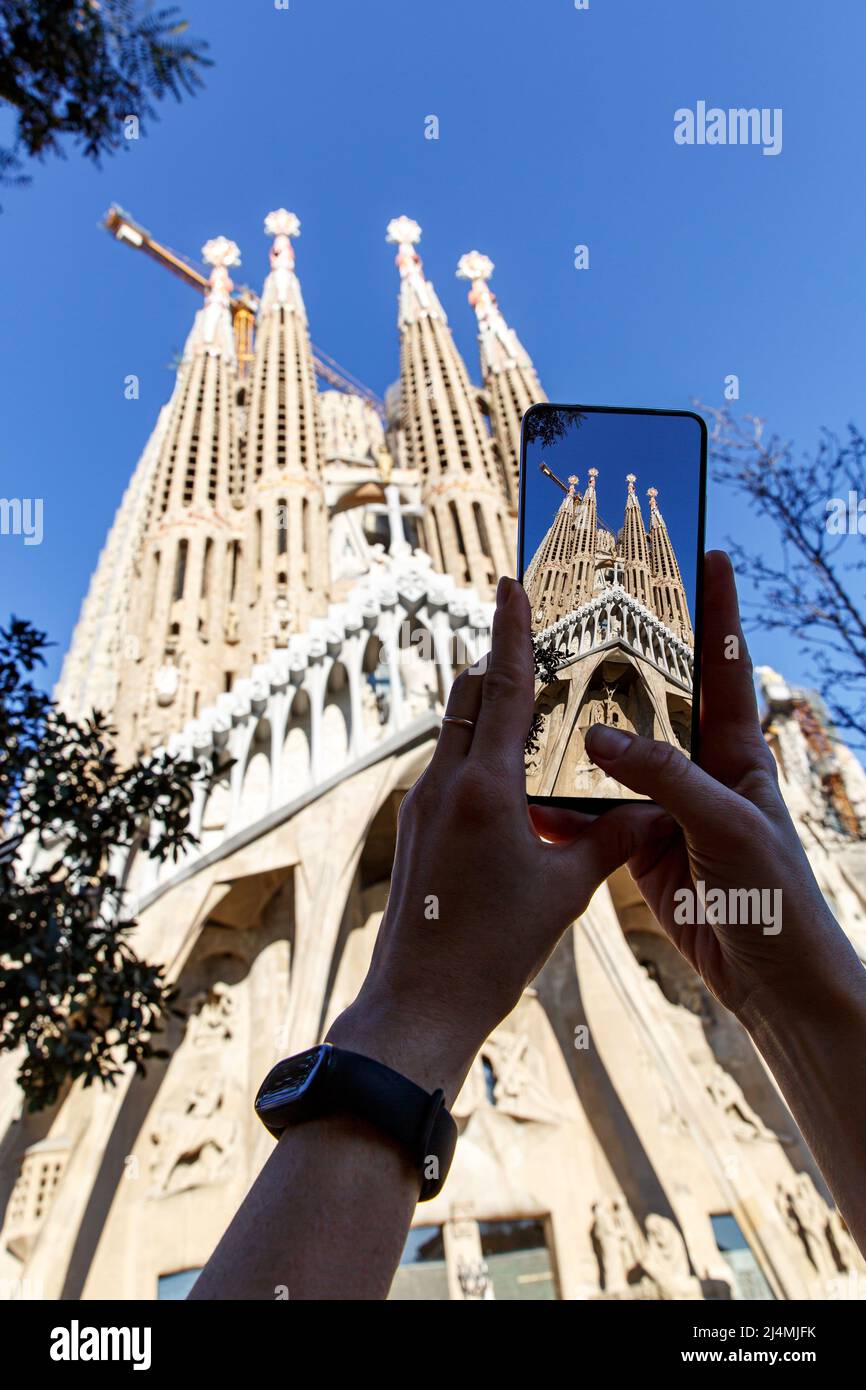 Taking a photo of Sagrada Familia with a mobile phone camera in ...