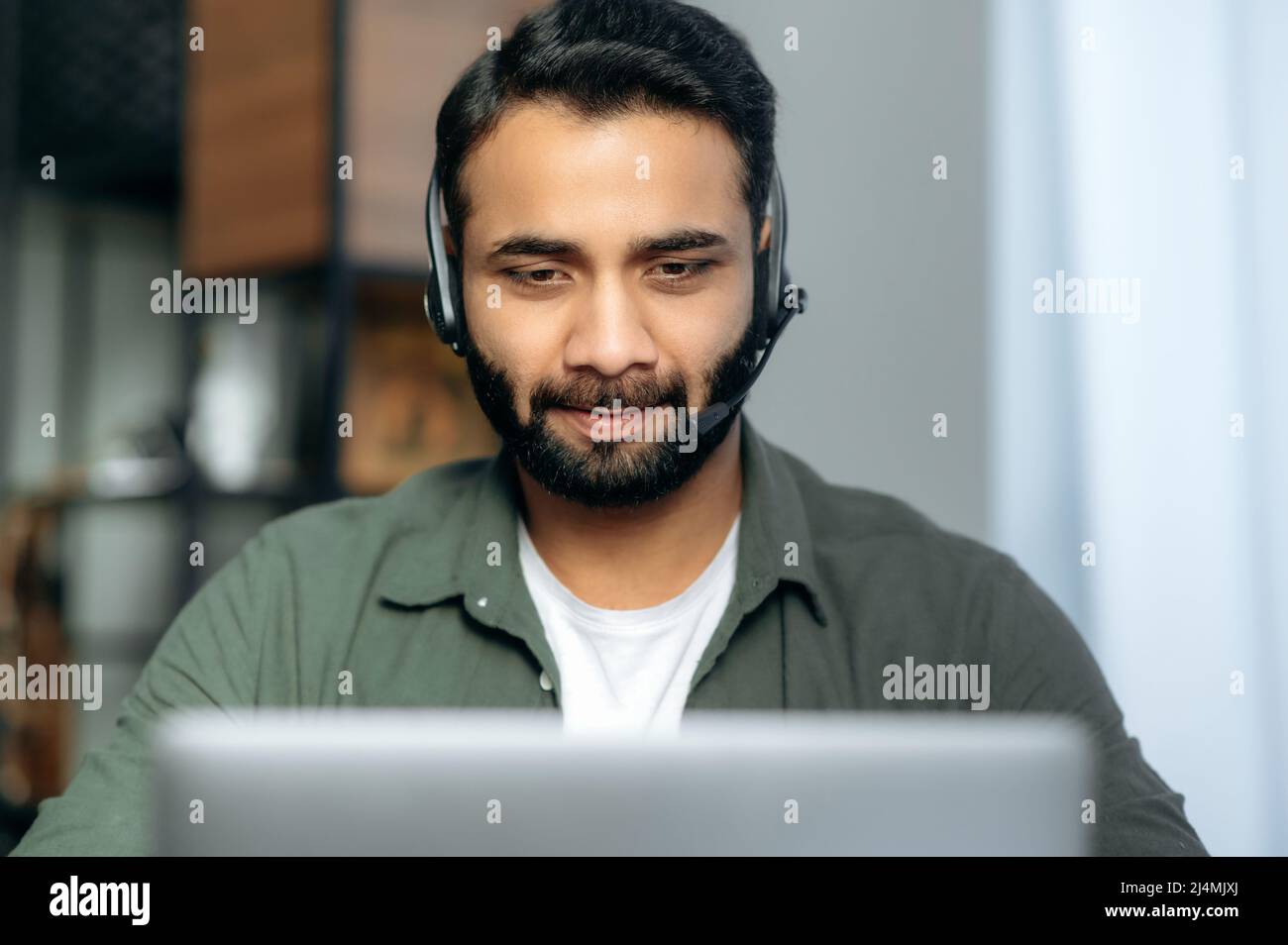 Man wearing headset hi-res stock photography and images - Alamy