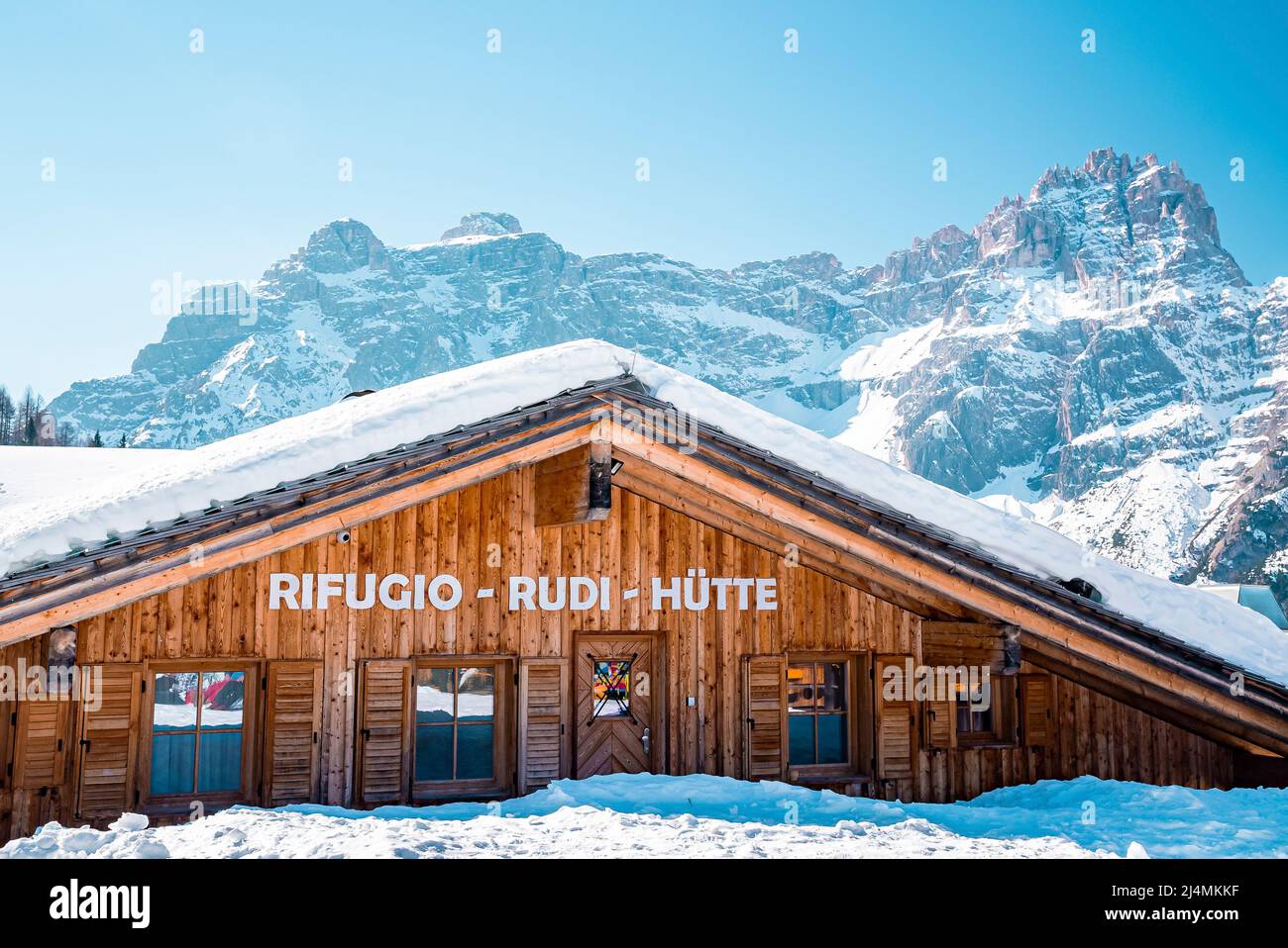 Snow covered chalet restaurant hi-res stock photography and images - Alamy
