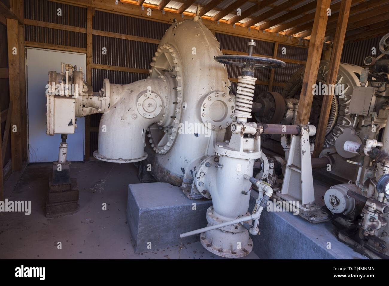 Machines inside factory old equipment hi-res stock photography and ...