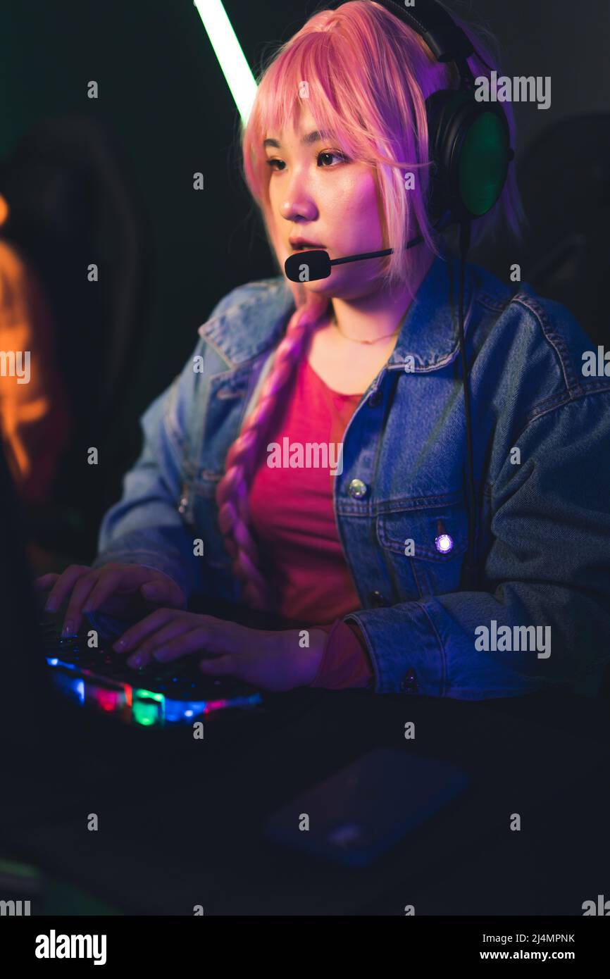 Gamer girl playing video games hi-res stock photography and images - Alamy