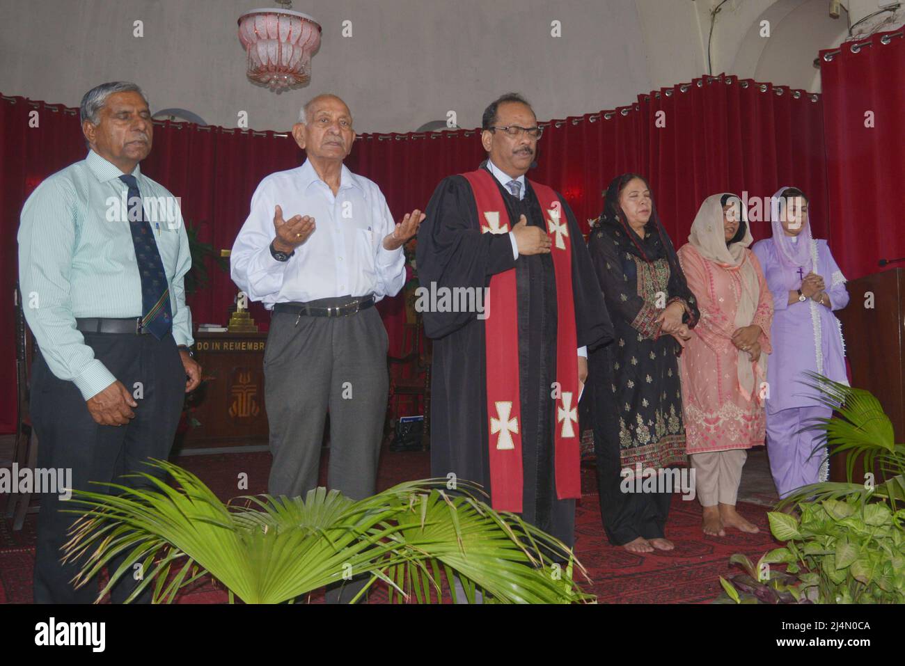 Lahore, Punjab, Pakistan. 15th Apr, 2022. Pakistani Christian devotees ...