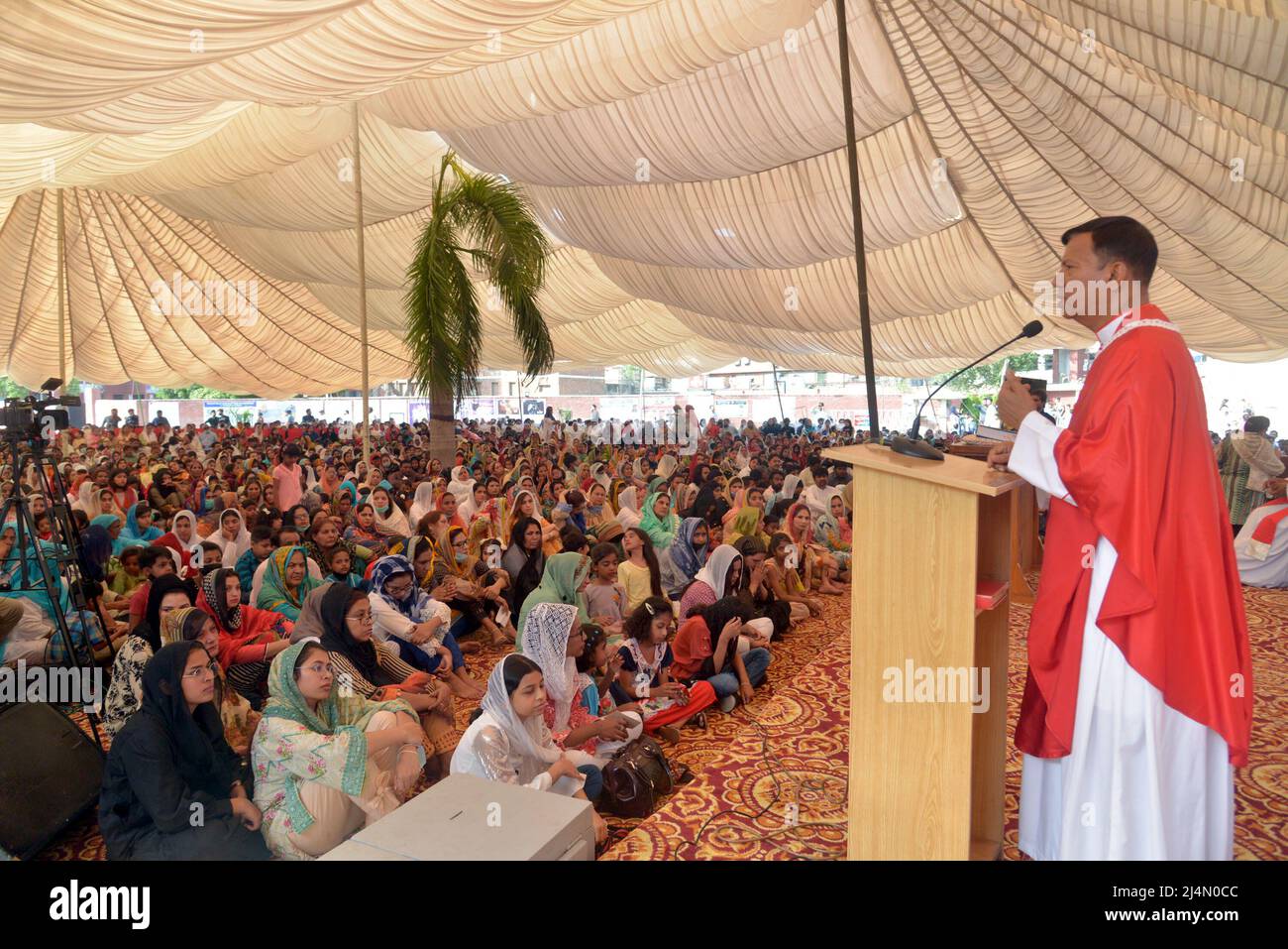 Lahore, Punjab, Pakistan. 15th Apr, 2022. Pakistani Christian devotees ...