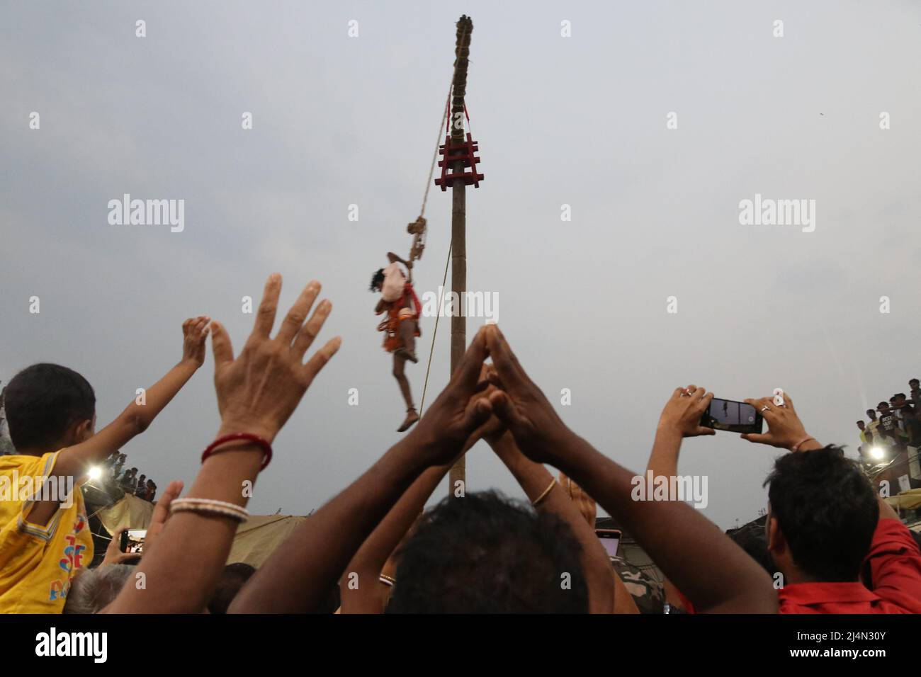 Kolkata, West Bengal, India. 14th Apr, 2022. Devotees gather to witness ...
