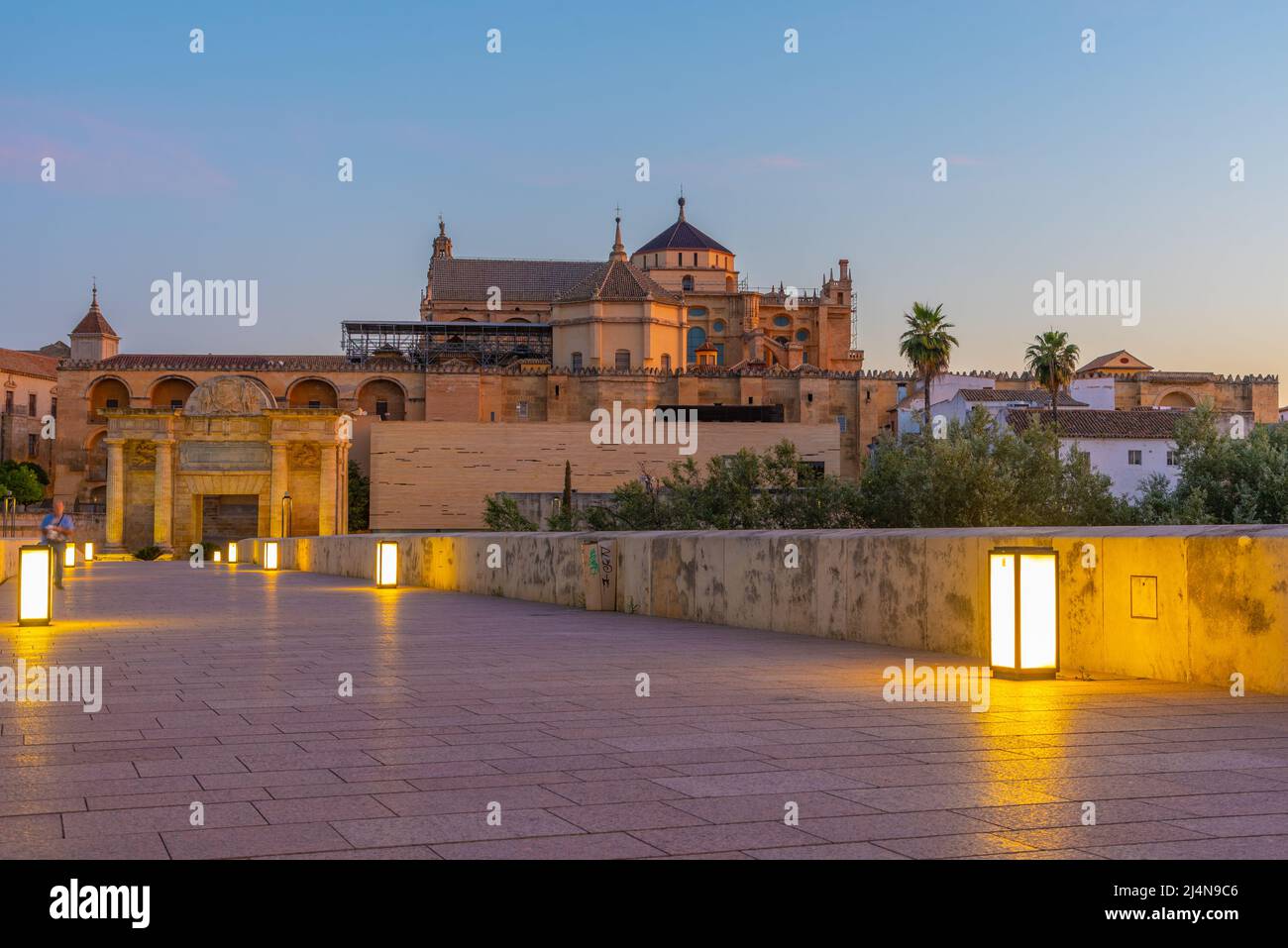 Sunrise view of the old roman bridge in the spanish city cordoba with ...