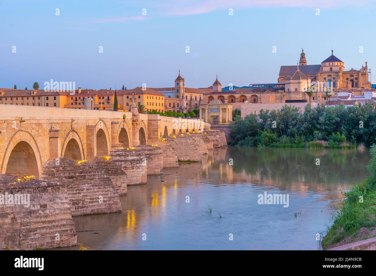 Sunrise view of the old roman bridge in the spanish city cordoba with ...