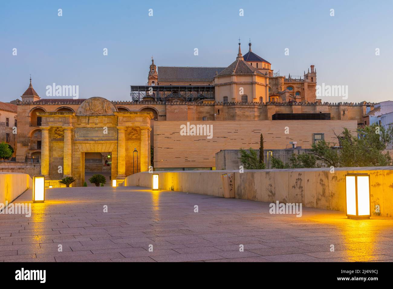 Sunrise view of the old roman bridge in the spanish city cordoba with ...