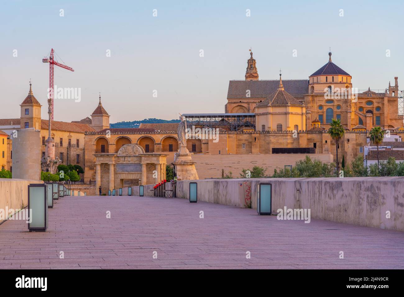 Sunrise view of the old roman bridge in the spanish city cordoba with ...