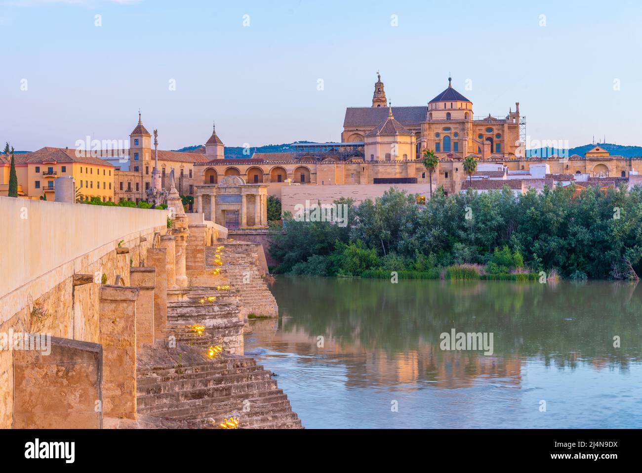 Sunrise view of the old roman bridge in the spanish city cordoba with ...