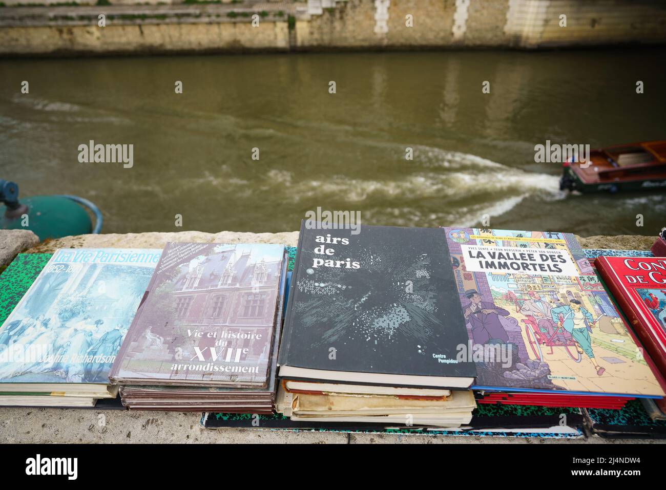 Bouquinistes book stalls along river hi-res stock photography and ...