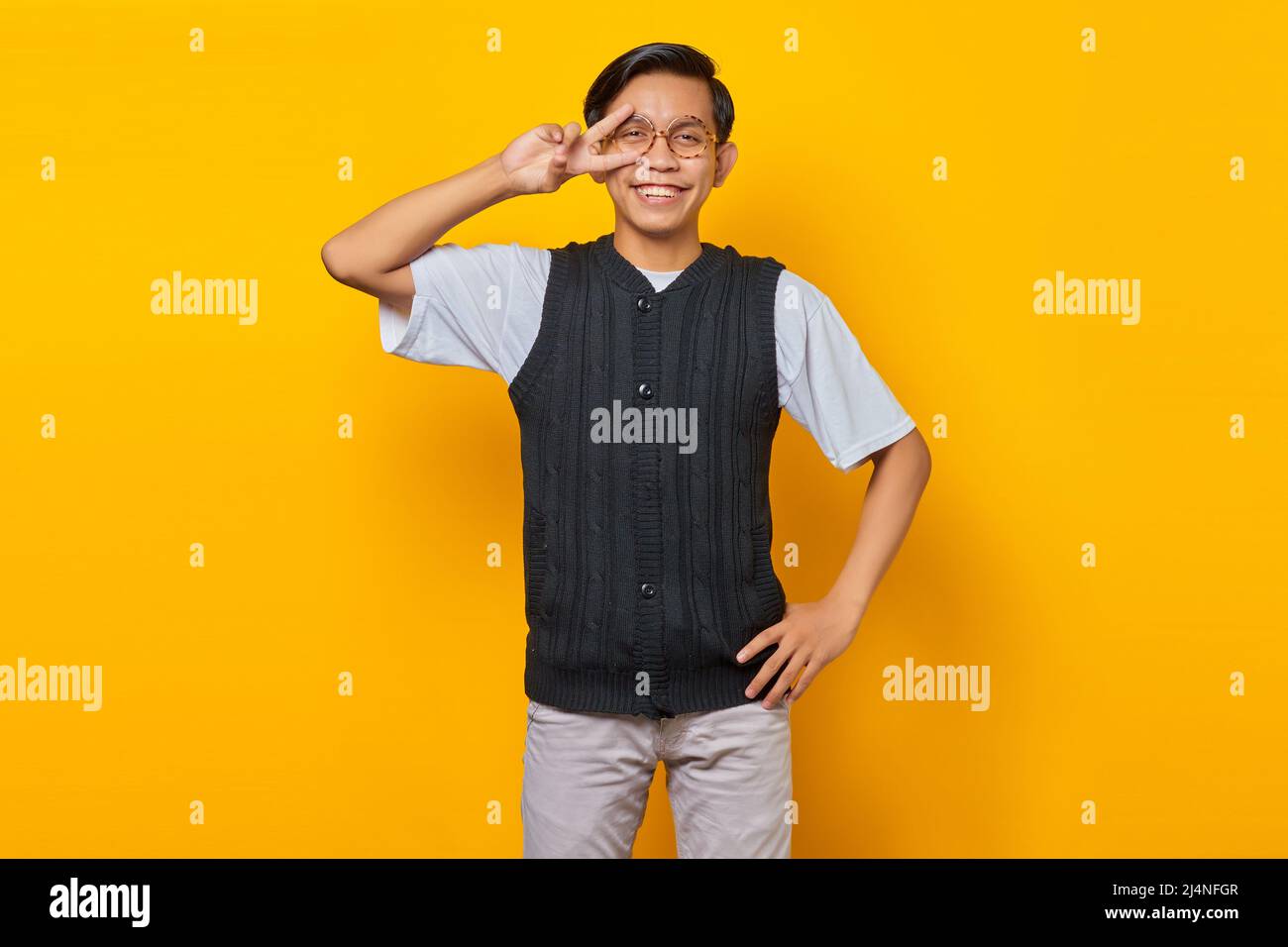 Man making peace sign hi-res stock photography and images - Alamy