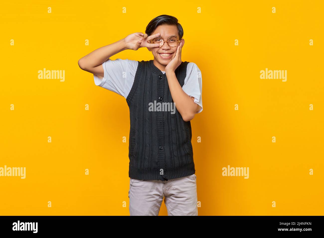 Man making peace sign hi-res stock photography and images - Alamy
