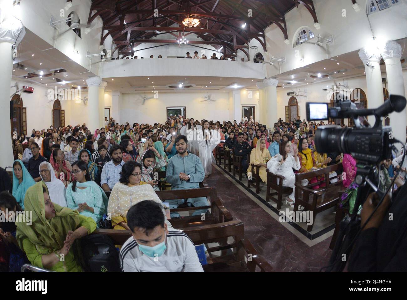 Lahore, Pakistan. 16th Apr, 2022. Pakistani large number of Catholic ...