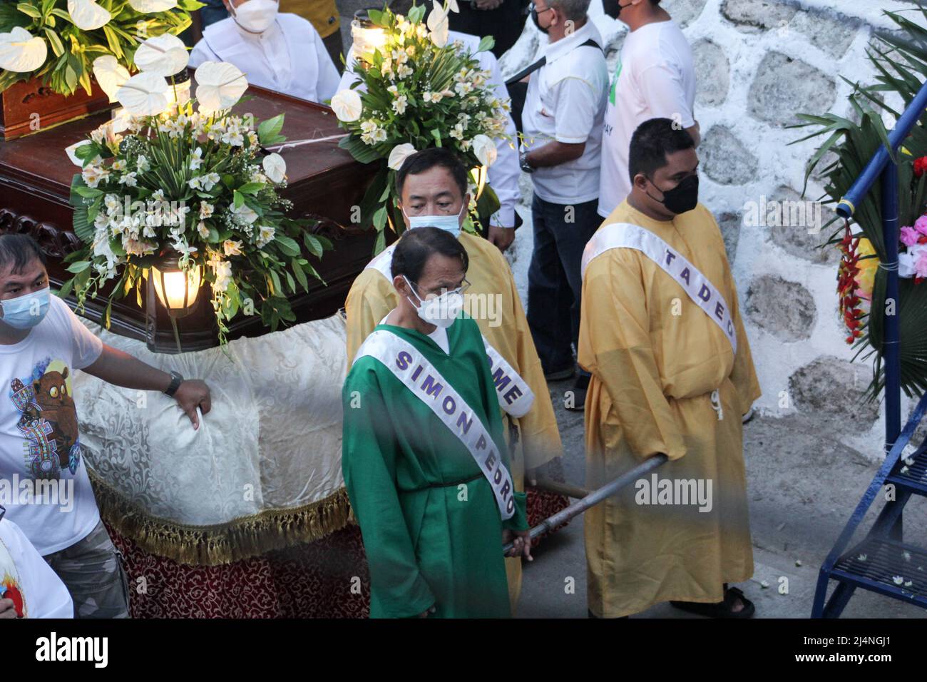 San Jose Del Monte, Philippines. 17th Apr, 2022. Parishioners join the ...