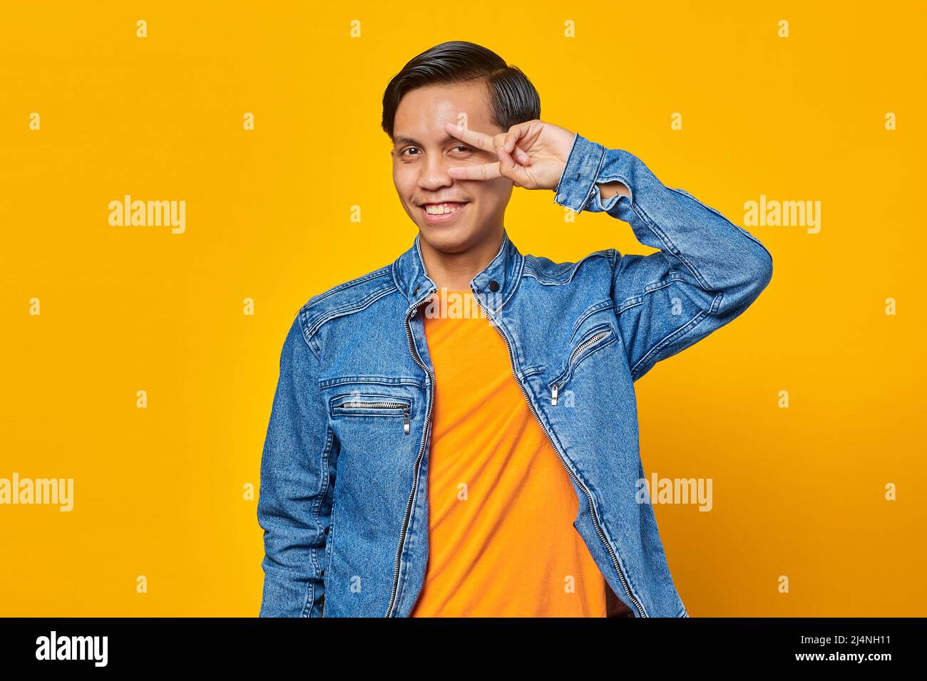Man making peace sign hi-res stock photography and images - Alamy
