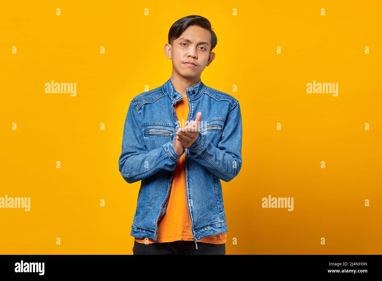 Clapping pose hi-res stock photography and images - Alamy