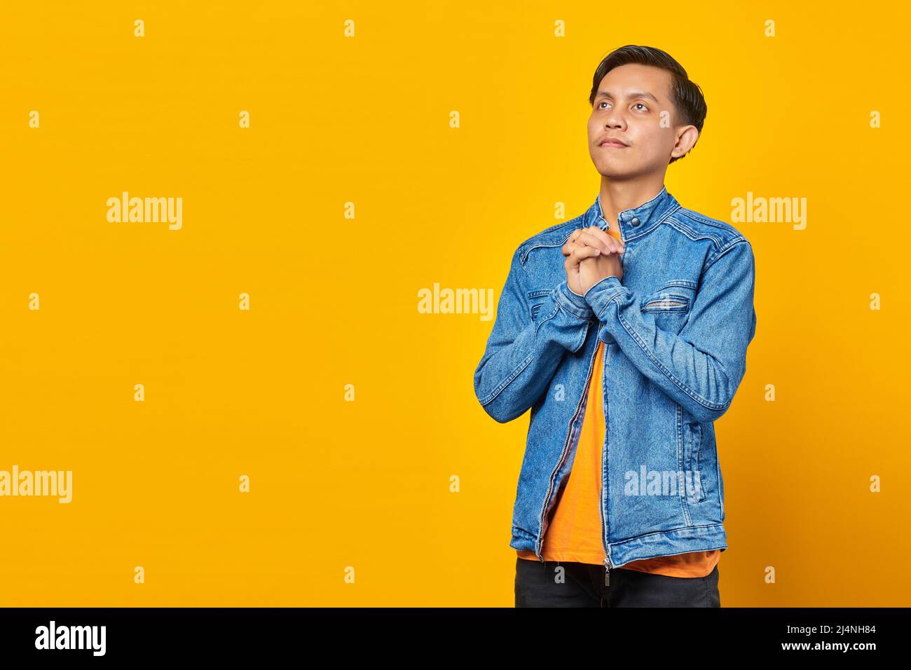 Teens praying hi-res stock photography and images - Alamy