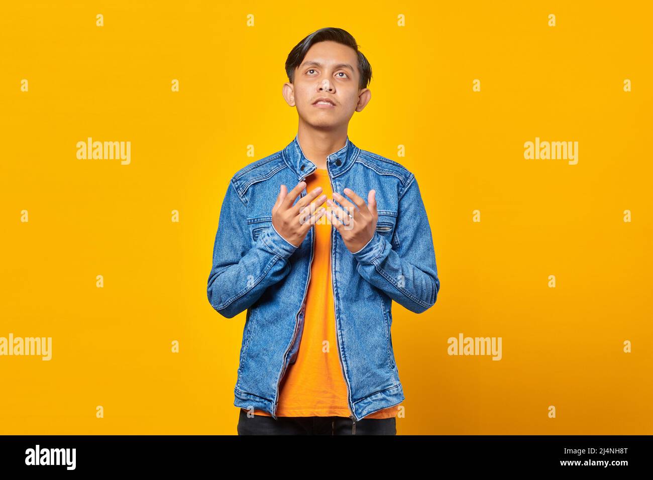 Teens praying hi-res stock photography and images - Alamy