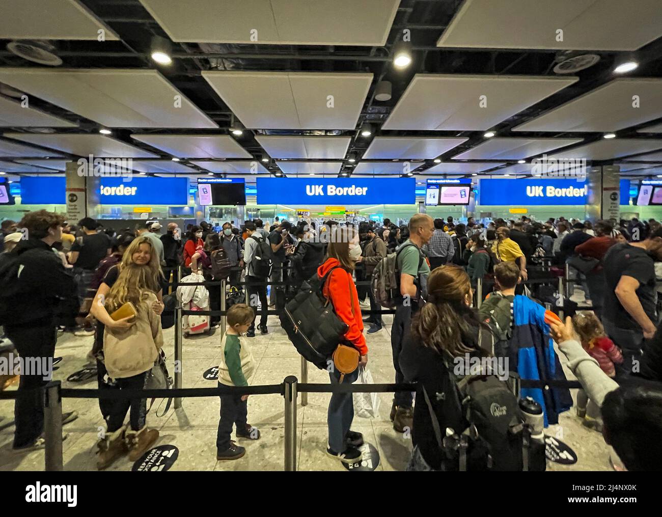 Heathrow airport queues 2022 hi-res stock photography and images - Alamy