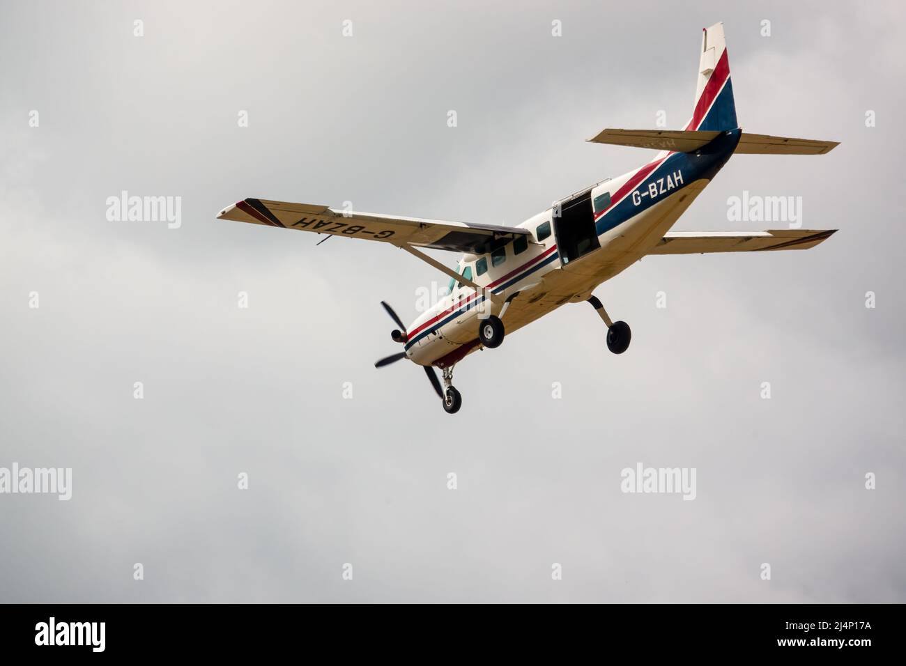 Fighter jet descending hi-res stock photography and images - Alamy