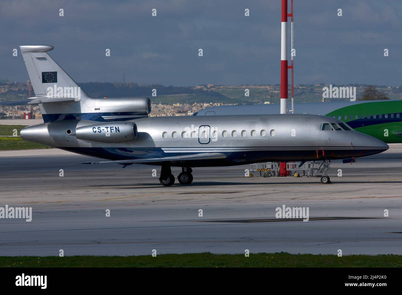 Dassault falcon 900b hi-res stock photography and images - Alamy