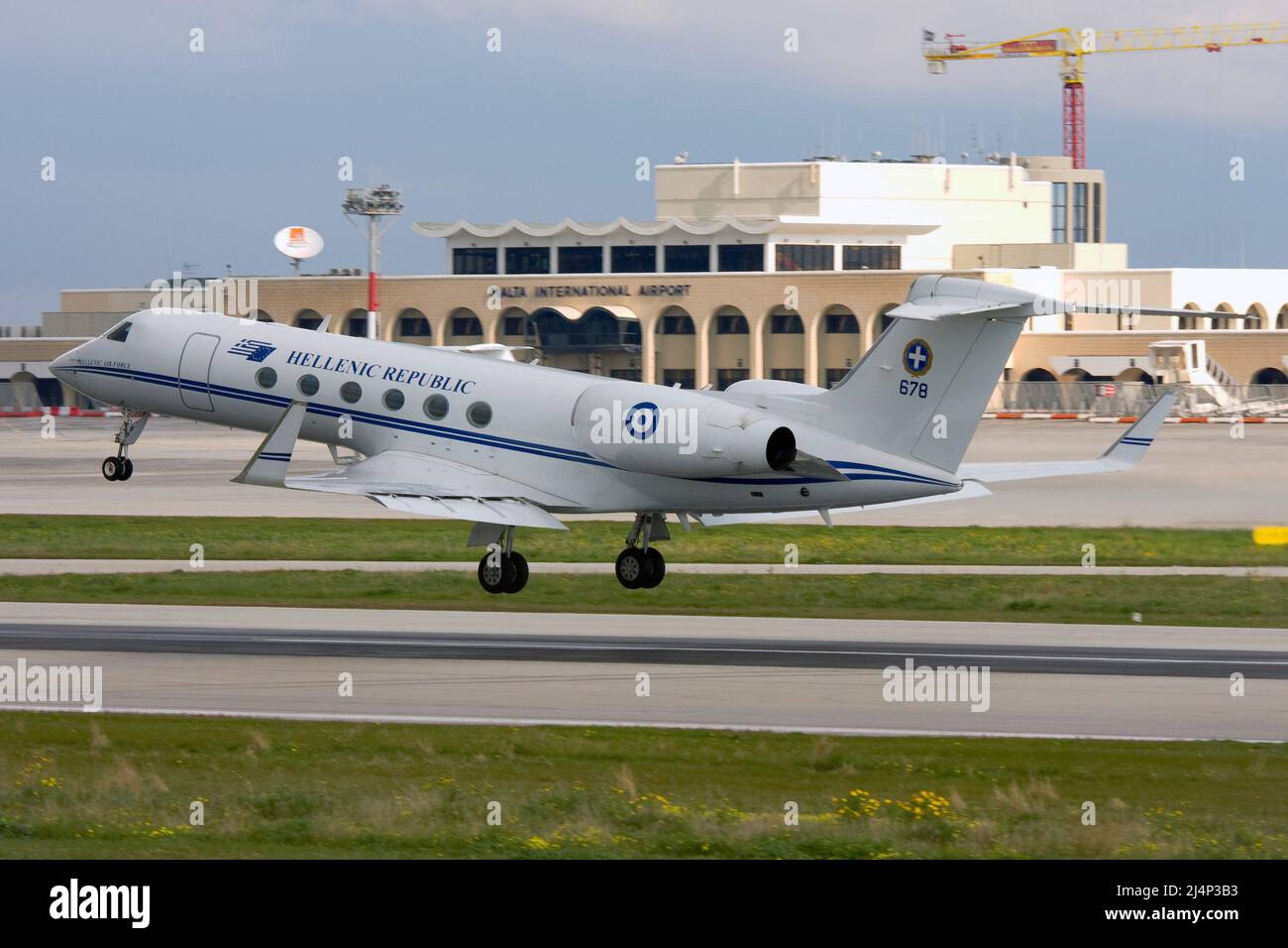 Gulfstream g iv taking off hi-res stock photography and images - Alamy