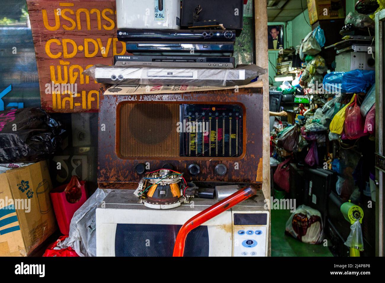 A small fix it repair shop in Bangkok, Thailand Stock Photo - Alamy