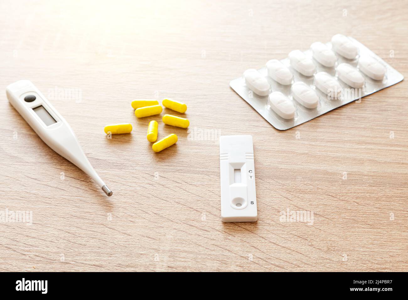 Medicine fever measure hi-res stock photography and images - Alamy