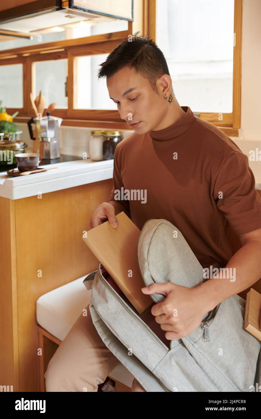 Vietnamese man library hi-res stock photography and images - Alamy