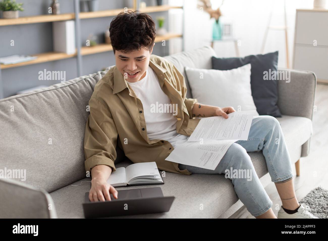 Chinese man reading paper hi-res stock photography and images - Alamy