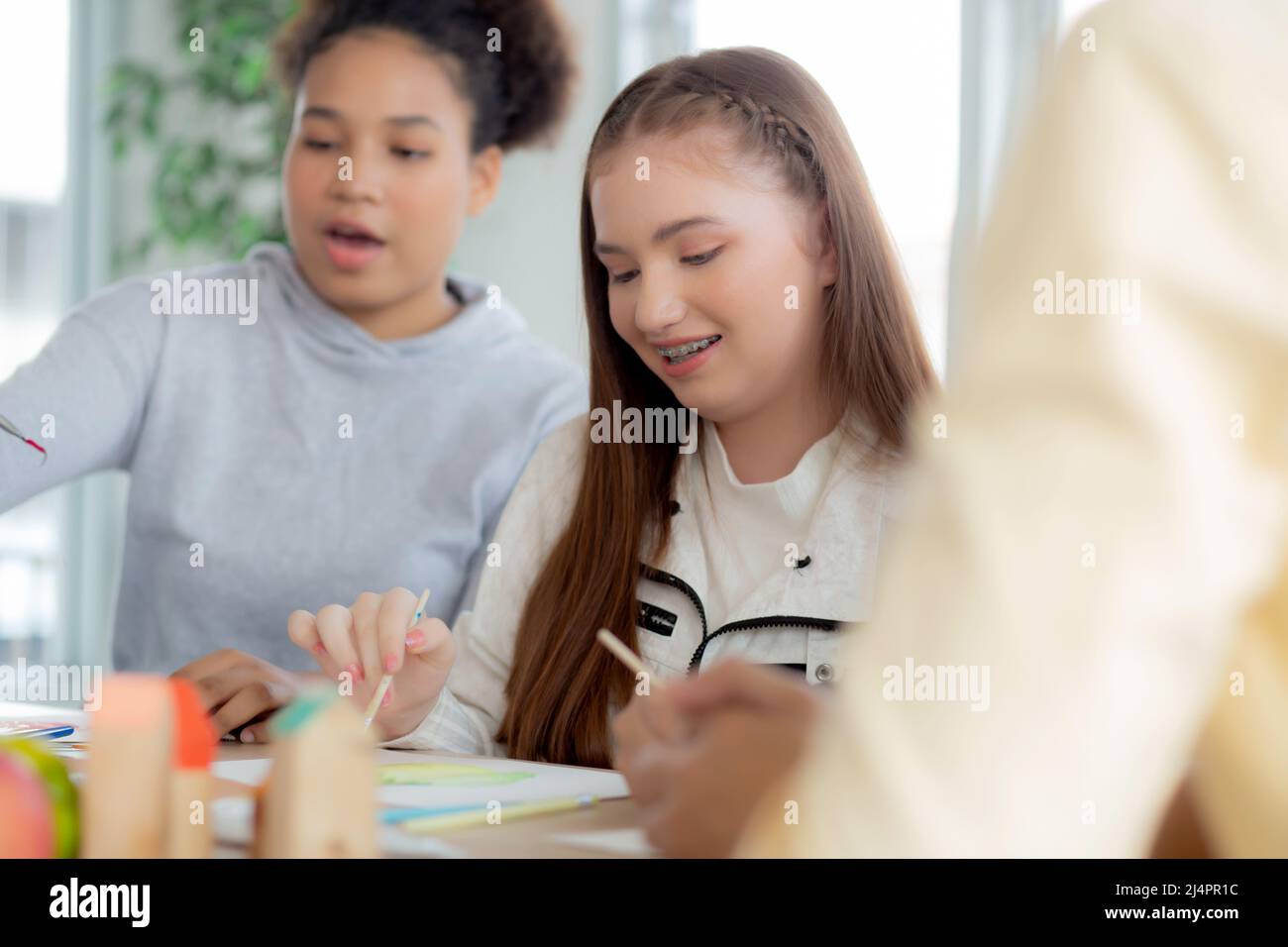 Group pupils drawing together hi-res stock photography and images - Alamy