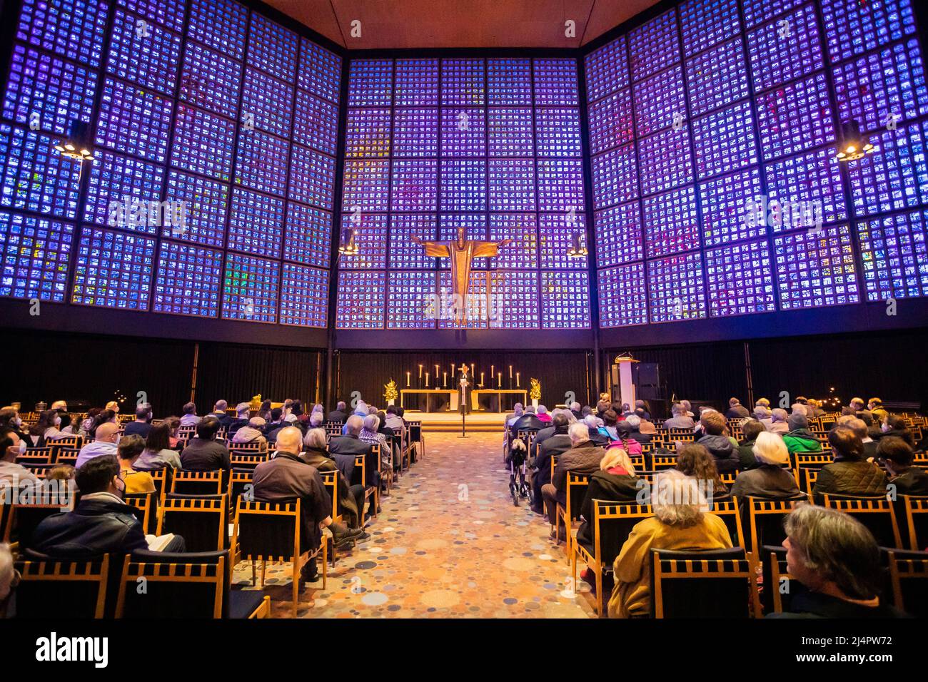 Berlin, Germany. 17th Apr, 2022. Worshippers take part in the ...