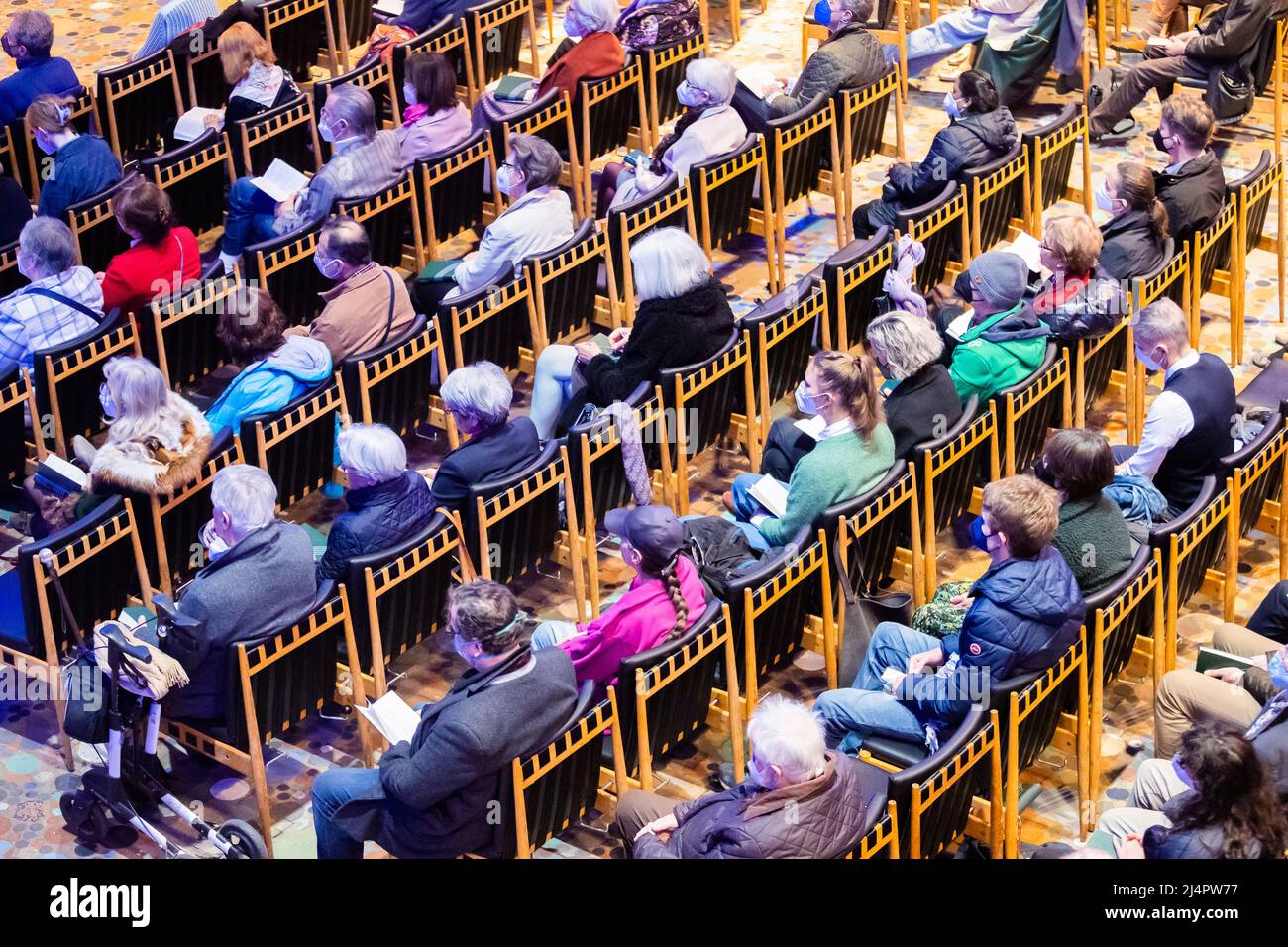 Berlin, Germany. 17th Apr, 2022. Worshippers take part in the ...