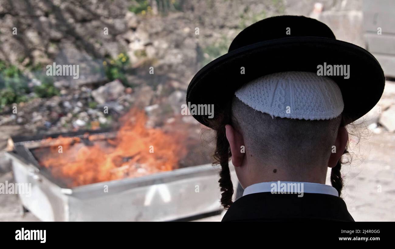 An Ultra-Orthodox Jew views bread and other products containing yeast ...