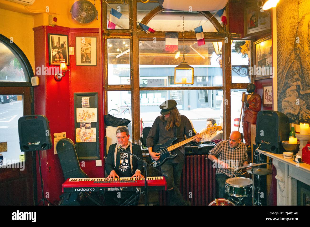 British pub in paris hi-res stock photography and images - Alamy