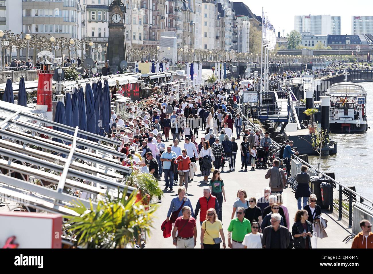 Duesseldorf, Germany. 17th Apr, 2022. In Düsseldorf, many people walk ...