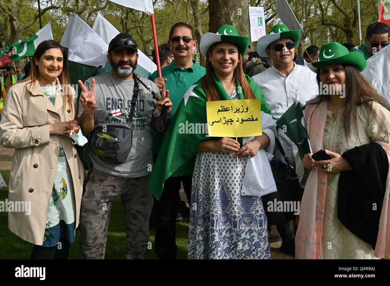 London, UK. 17th Apr 2022. Thousands protest against the export ...