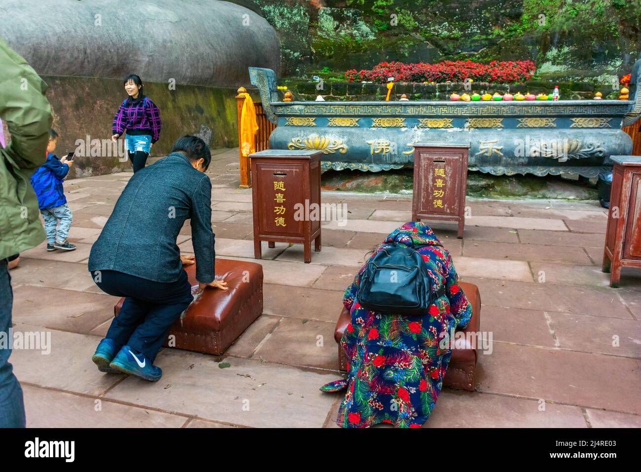 Le Shan, China, Group Chinese People, Worshipping, Ancient Art ...