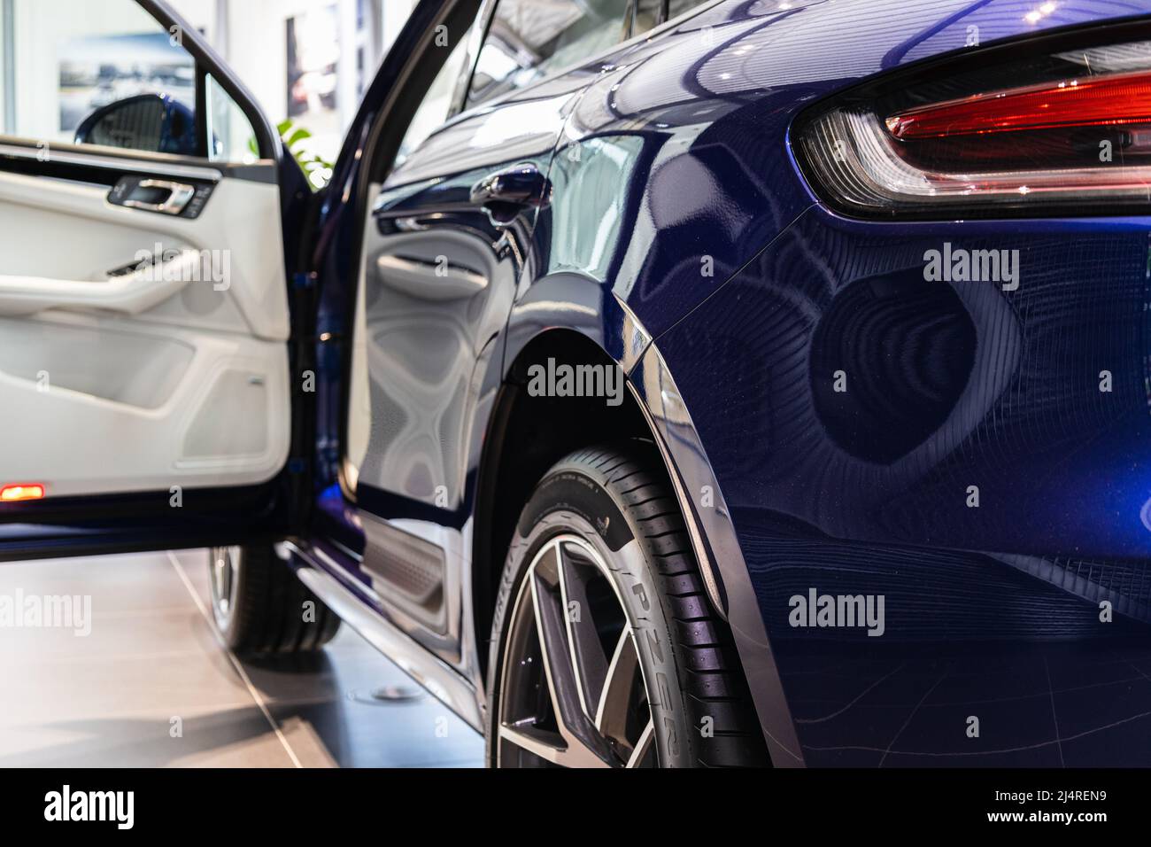 Car porsche cayenne hi-res stock photography and images - Alamy